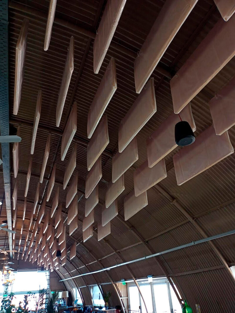 Baffles Fonoabsorbentes Decibel - Una solución acústica para techos ...