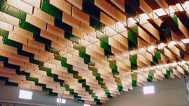 Baffles suspendidos como tratamiento fonoabsorbente - Decibel ...